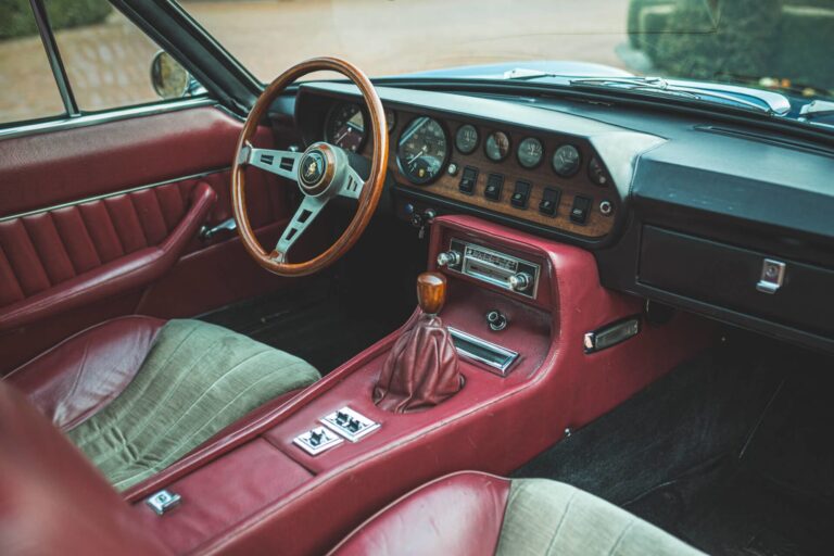 A bull chases itself - Lamborghini Islero S - Secret Classics