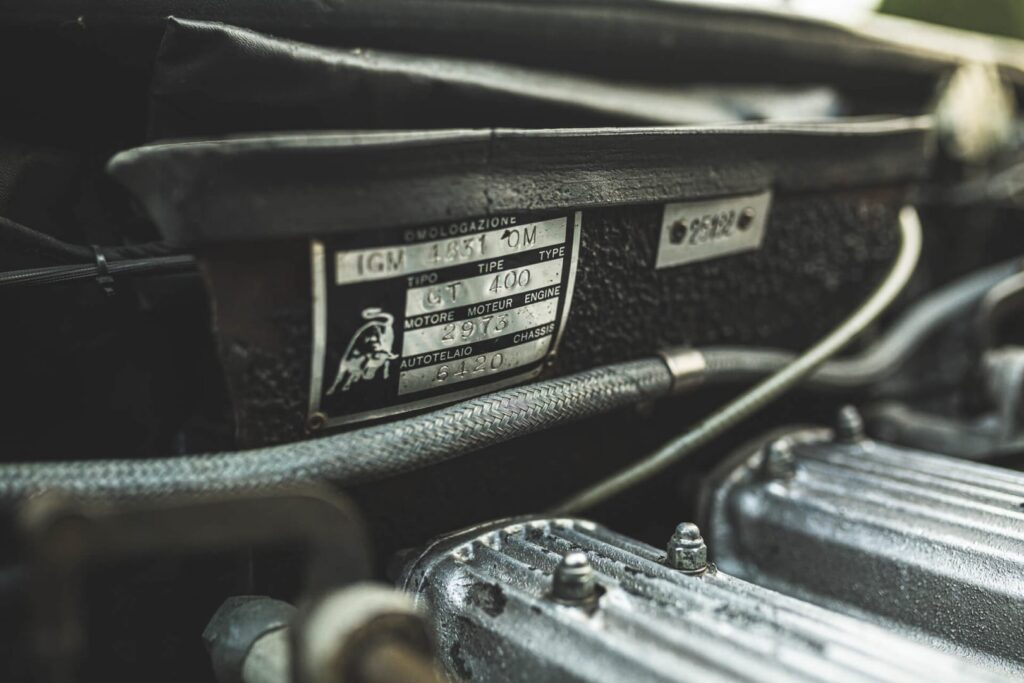 A bull chases itself - Lamborghini Islero S - Secret Classics