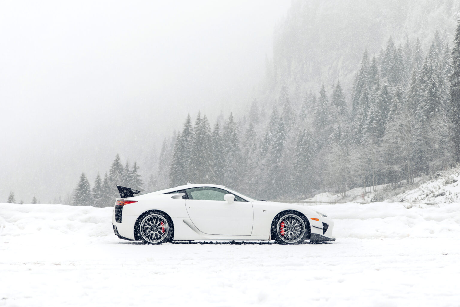 It's love at 9500 rpm - Lexus LFA - Secret Classics