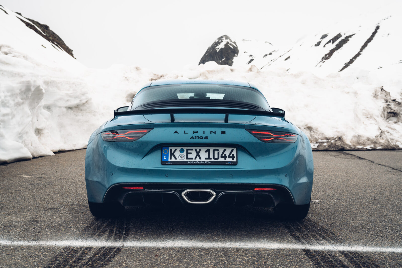 With the azure-blue Alpine A110 S to Lake Como. - Secret Classics
