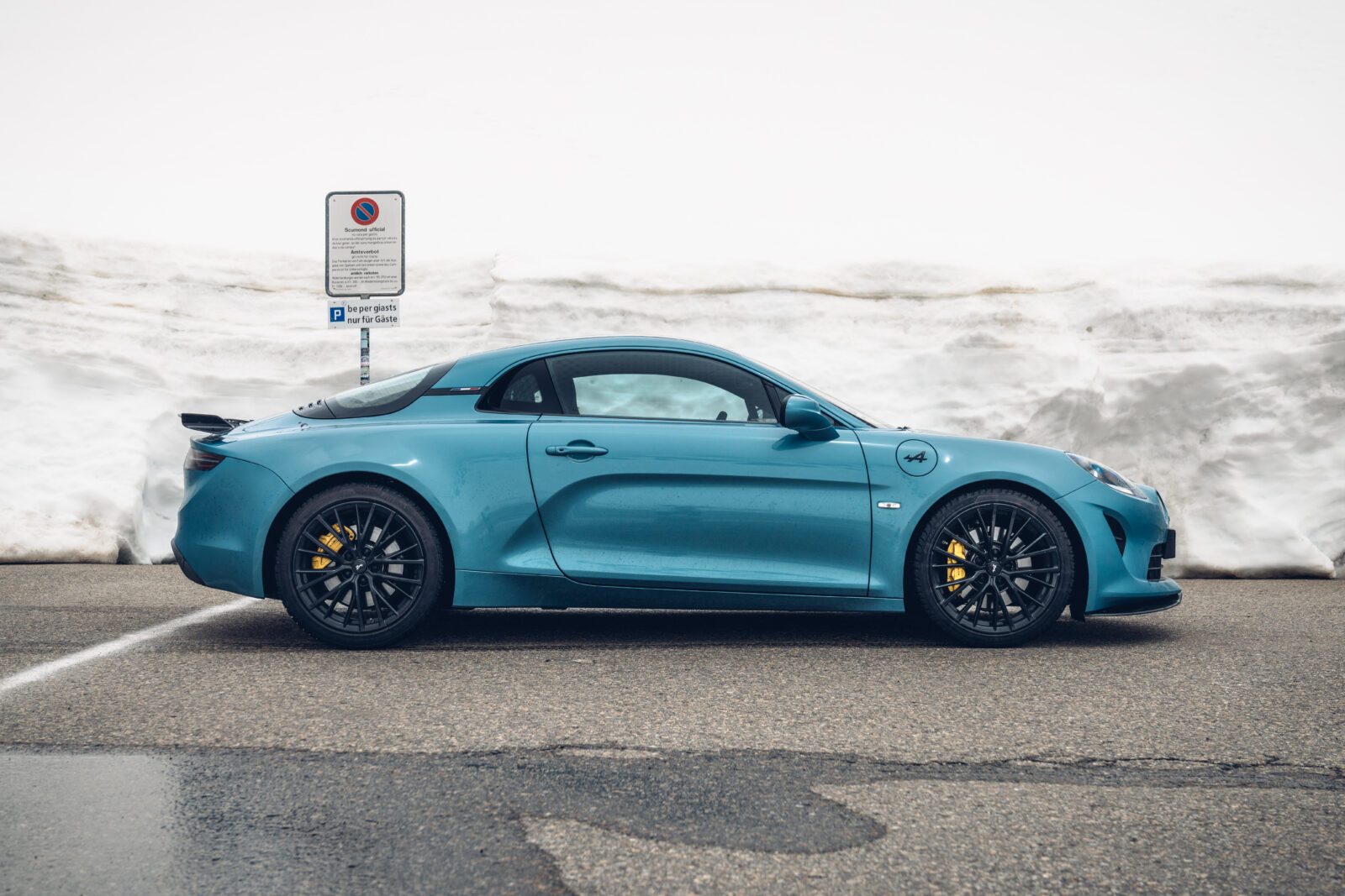 With the azure-blue Alpine A110 S to Lake Como. - Secret Classics
