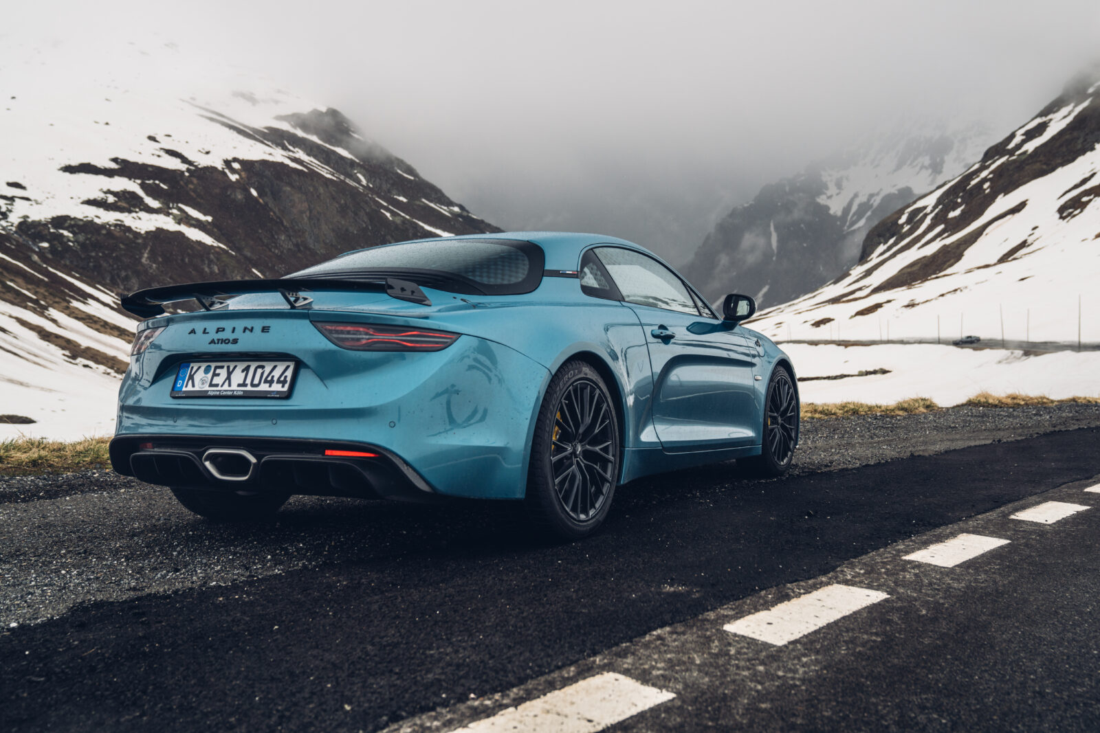 With the azure-blue Alpine A110 S to Lake Como. - Secret Classics