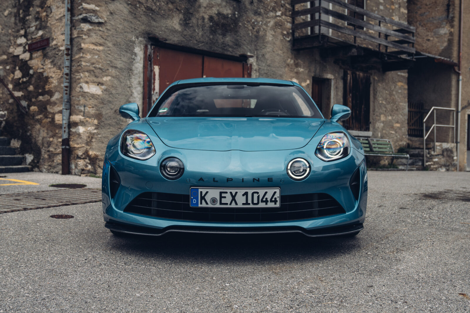 With the azure-blue Alpine A110 S to Lake Como. - Secret Classics