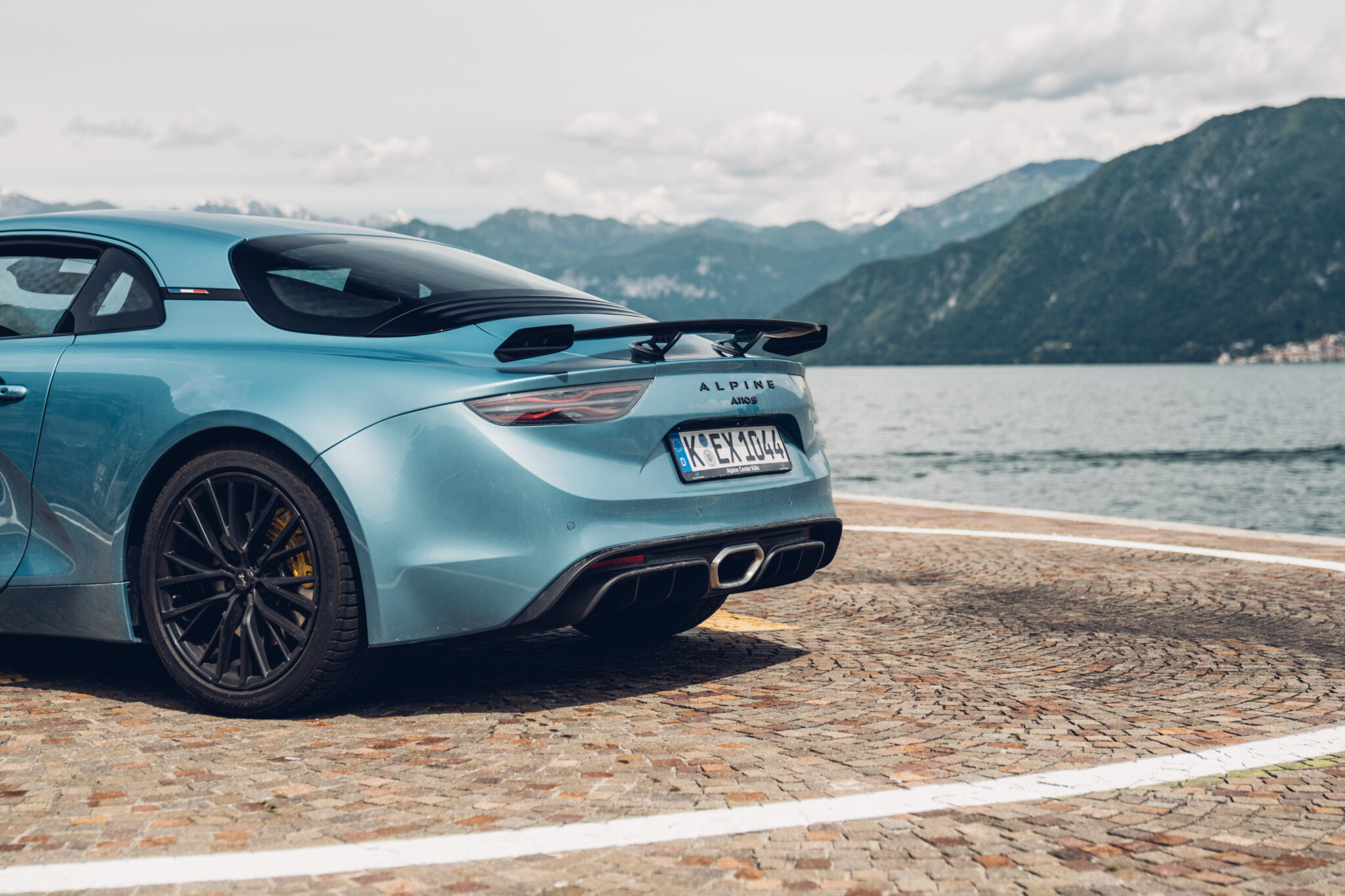 With the azure-blue Alpine A110 S to Lake Como. - Secret Classics